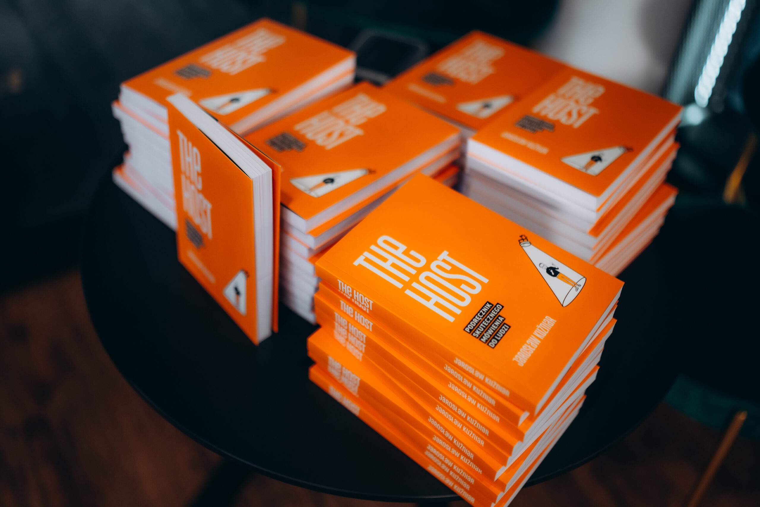 Kampania B2B, która sprzedała „The Host”. Case study promocji podręcznika | Kuźniar Media